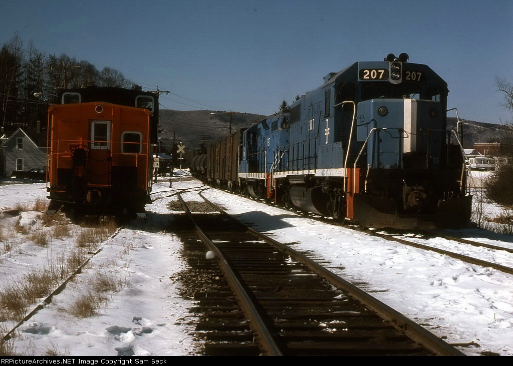 B&M 207 and 1727 on #4301